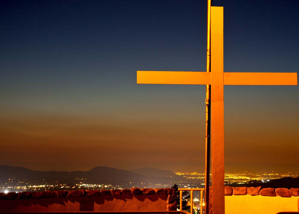 PanSTARRS and Cross | Daryl Osborne - Sky & Telescope
