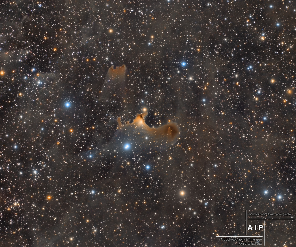 Sh2-136 Ghost Nebula in Cefeo - Sky & Telescope