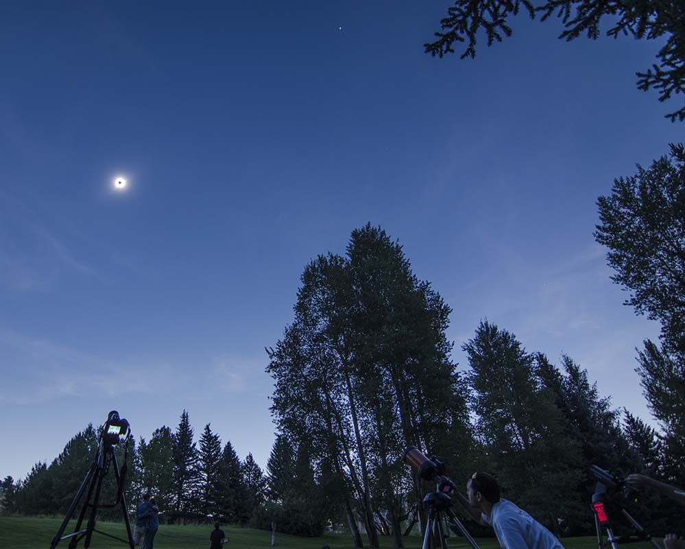 Photographing the Eclipse during totality (with Venus) - Sky ...