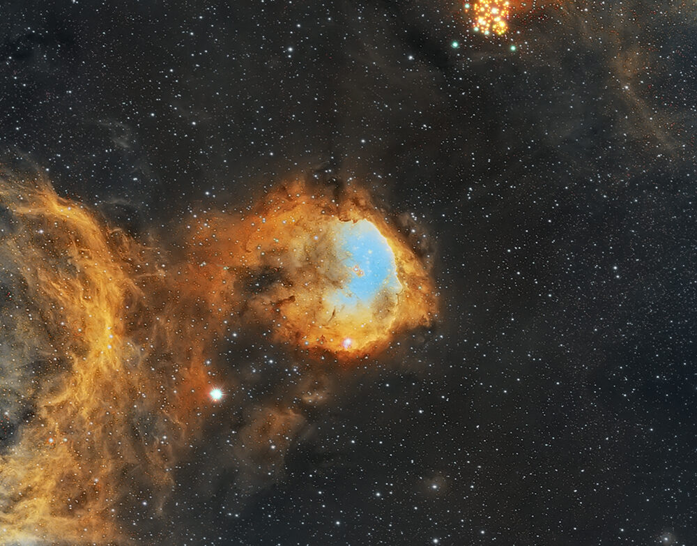 NEBULOSA GABRIELA MISTRAL - The nebula shaped like a human face in ...