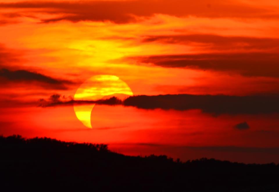Sunset Solar Eclipse | Bob Kelley - Sky & Telescope
