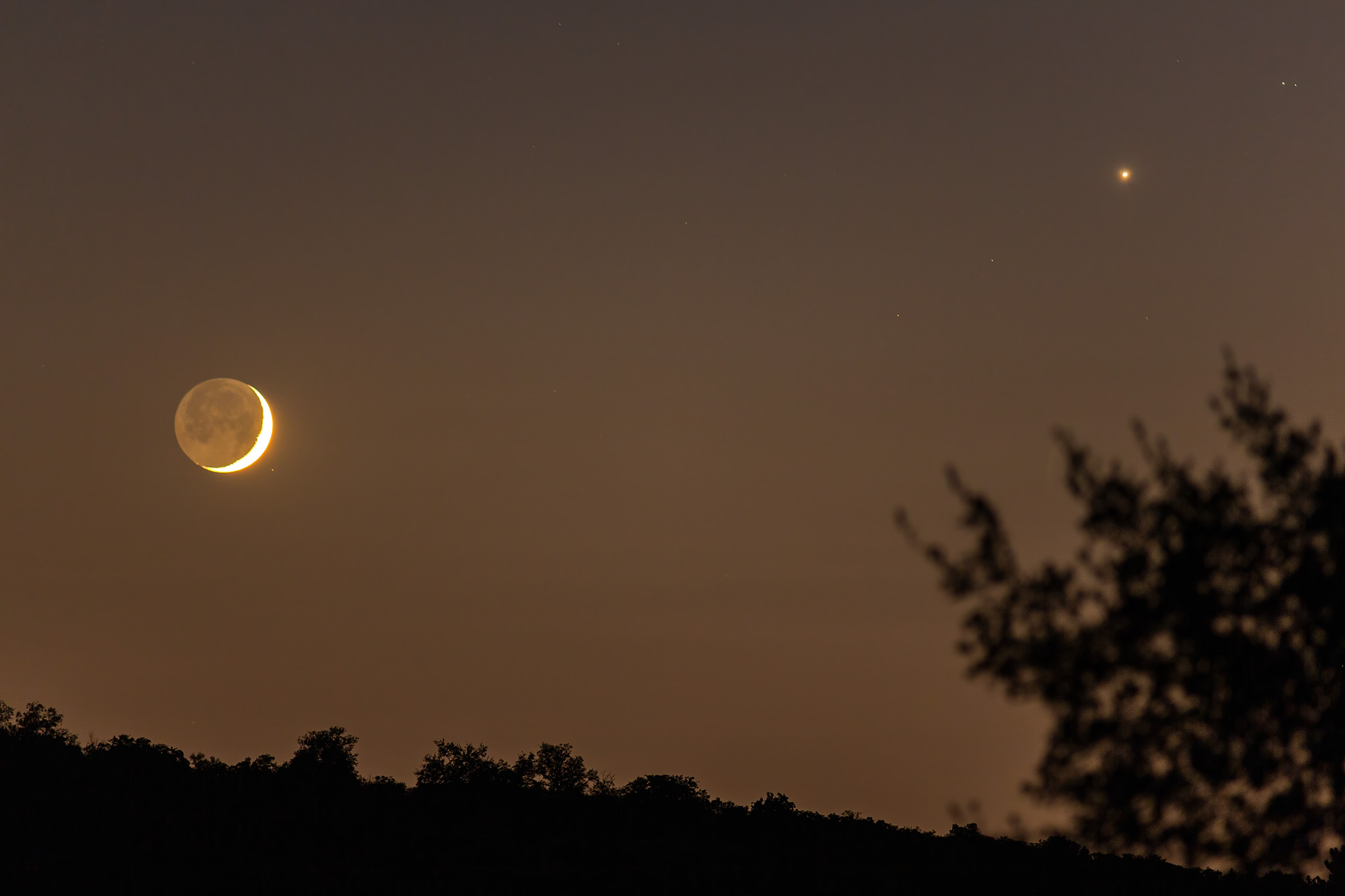 Moon and Venus Conjunction - Sky & Telescope