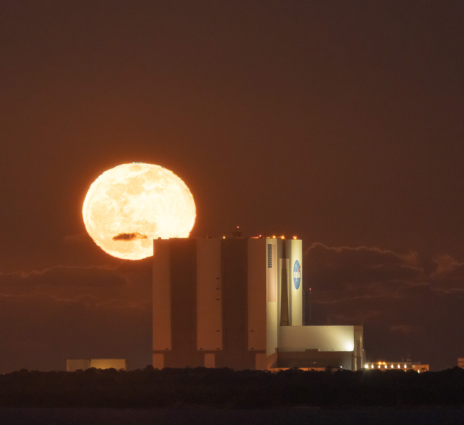 Wolf Moon Rising Over Vehicle Assembly Building - Sky & Telescope