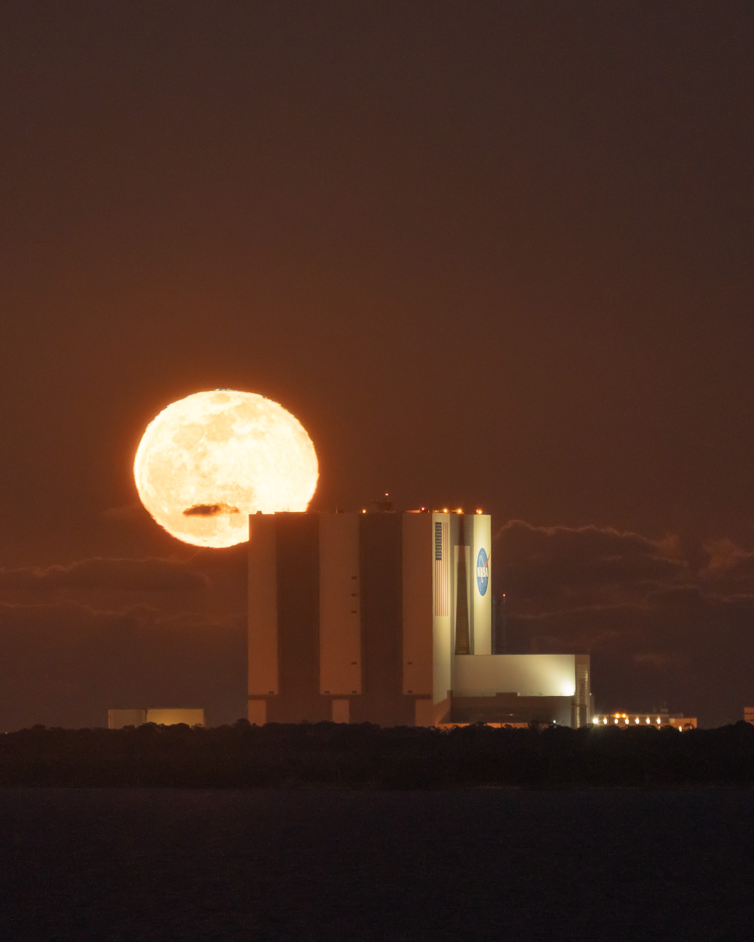Wolf Moon Rising Over Vehicle Assembly Building - Sky & Telescope