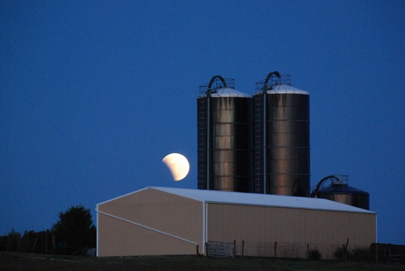 Eclipse moonset | Dale Chantrill - Sky & Telescope
