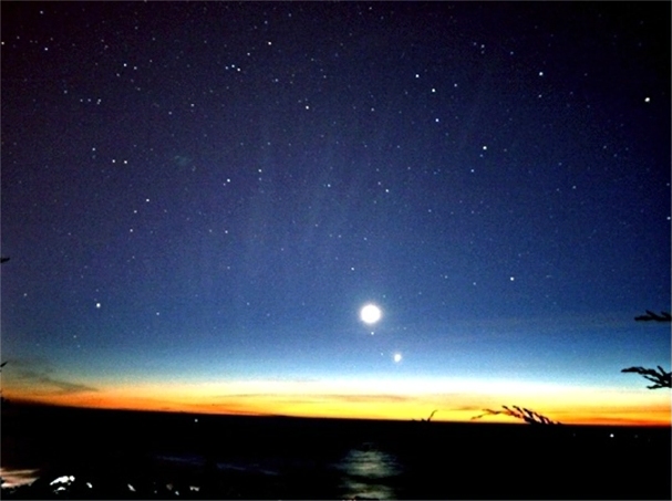 The Moon, Venus, McNaught tail | Mila Zinkova - Sky & Telescope